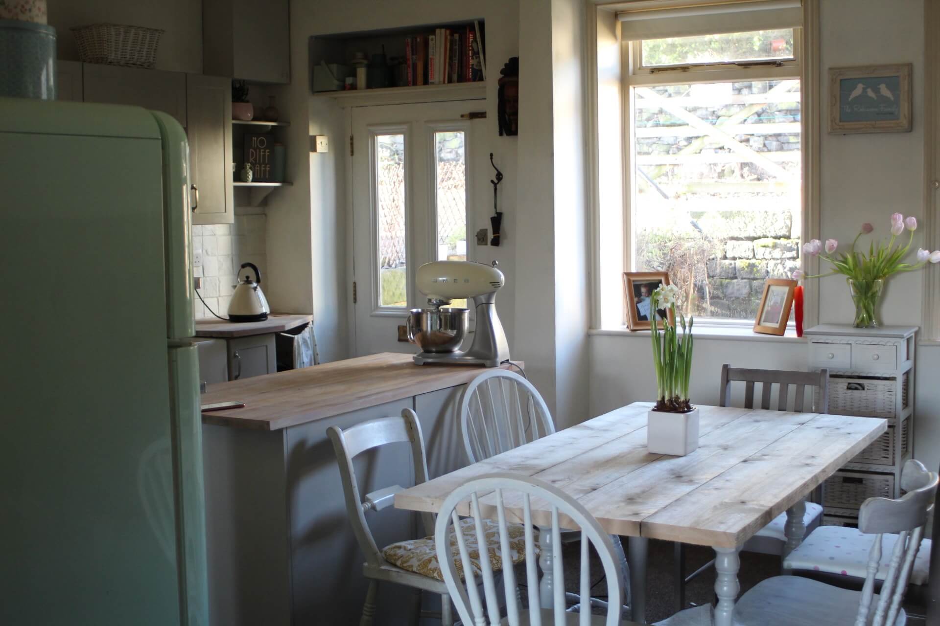 How to Make a Rustic Scaffold Plank Dining Table - Life with Holly